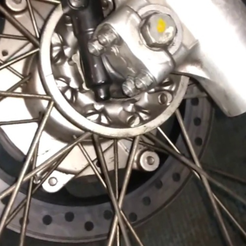 ¡A rodar! Aprende a desmontar la rueda delantera de tu moto. - Kmoto