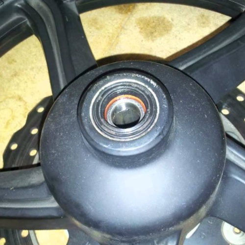 ¡A rodar! Aprende a desmontar la rueda delantera de tu moto. - Kmoto