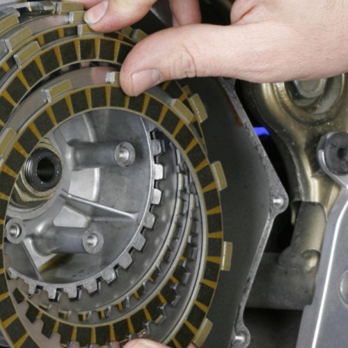 Cambia los discos de embrague de tu moto en 5 pasos. - Kmoto