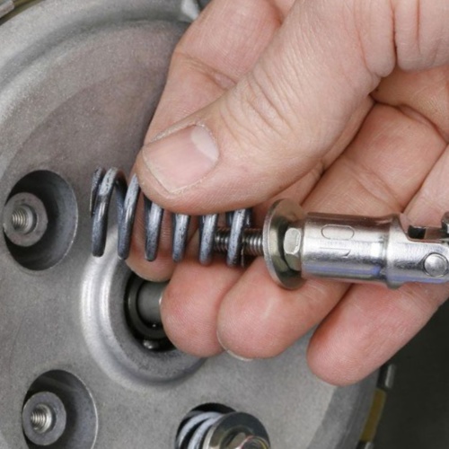 Cambia los discos de embrague de tu moto en 5 pasos. - Kmoto