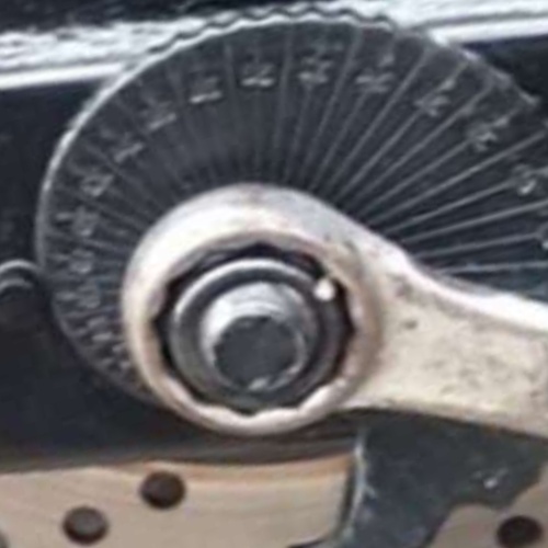 Aprende a ajustar correctamente el tensor de la cadena de tu moto. - Kmoto